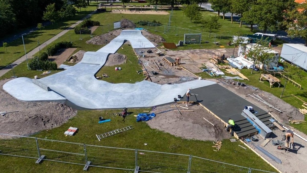 Montering af ny gangbro og skaterpark er i fuld gang i Sæby