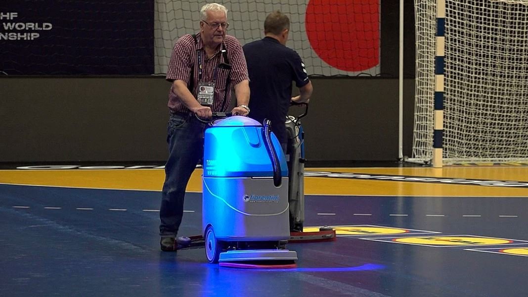 Ib vasker VM-gulvet hver dag og skaffer grønlandske fans i Arena Nord