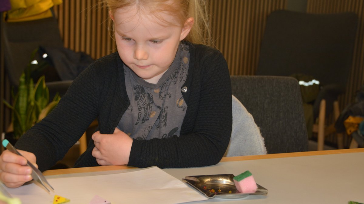 Børn pynter op til jubilæumsfest på Sæby Ældrecenter