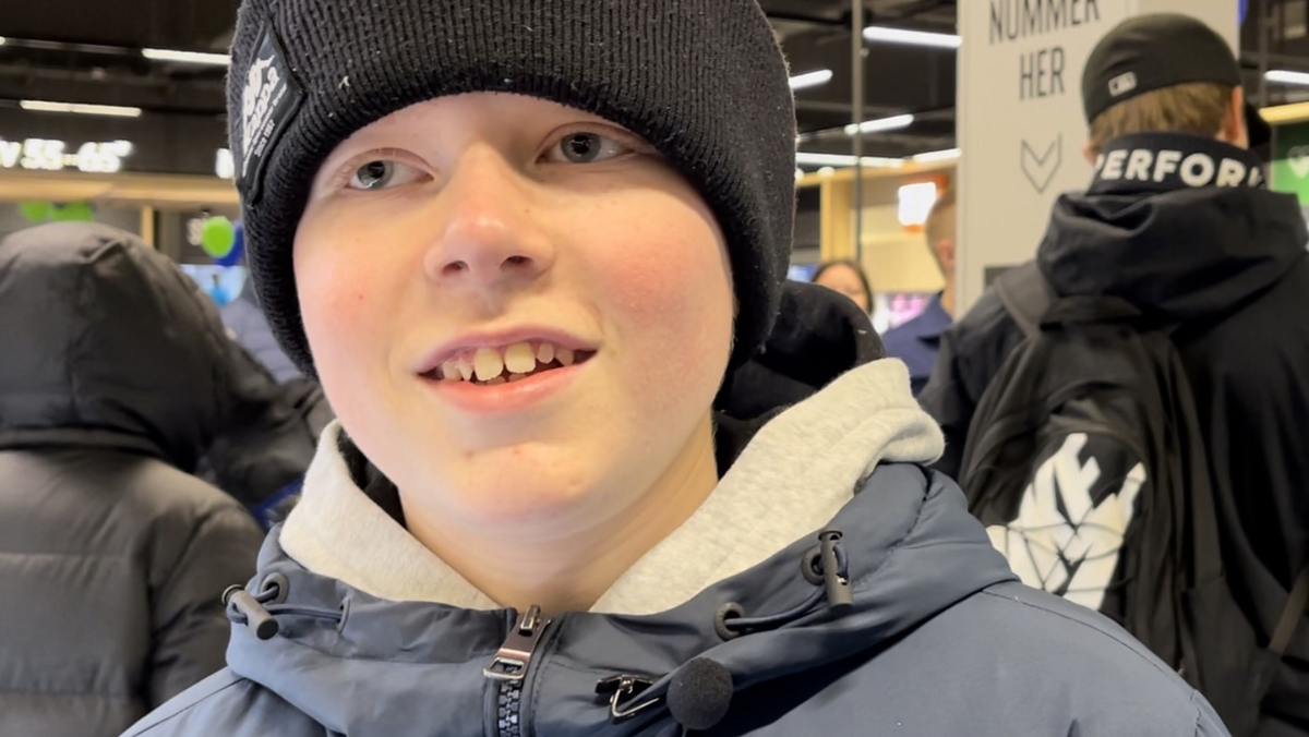 12-årige Jeppe var første kunde i Elgiganten Frederikshavn