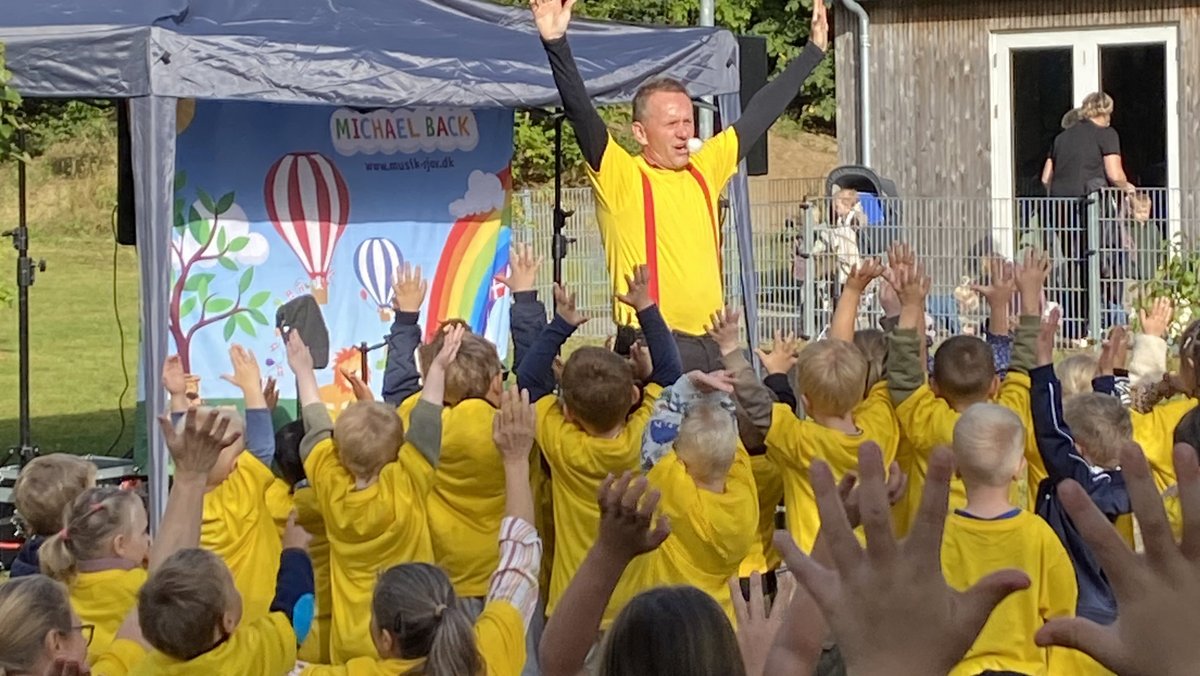 Festlig fejring af Verdensmålsugen: Minikoncert med Michael Back
