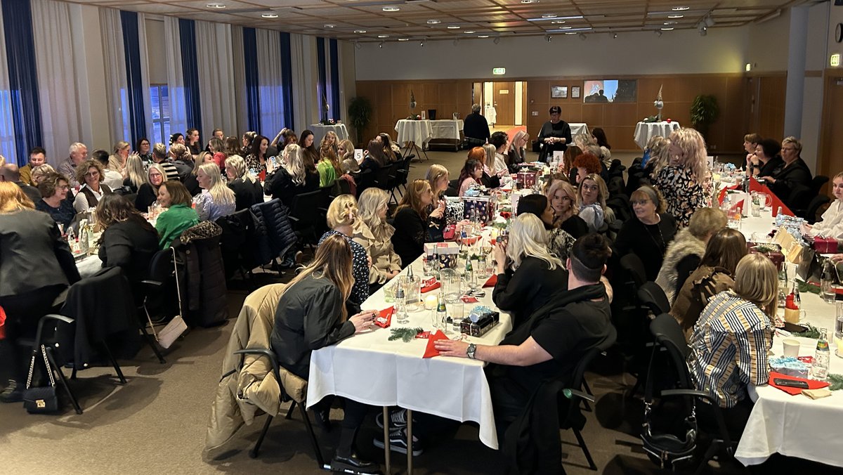 90 frisører samlet i Frederikshavn til lækker julemad, gaver og julehår