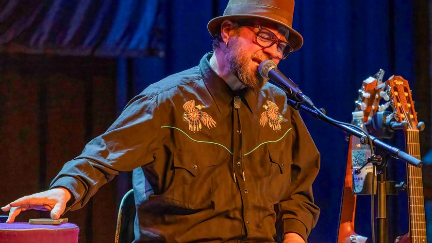 En stille aften med Mikael K med plads til eftertanke