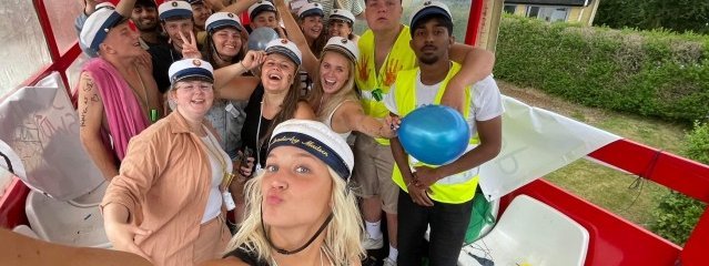 Masser af glade studenter på vejene i disse dage