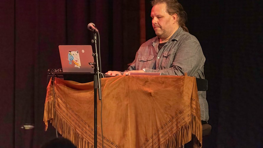 En stille aften med Mikael K med plads til eftertanke