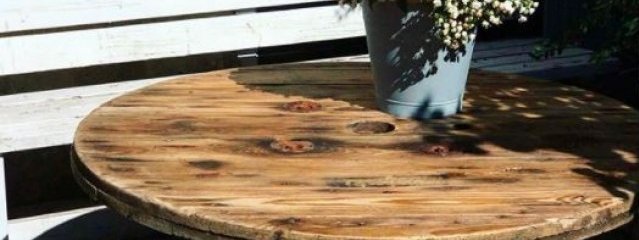 Maja og co. laver borde af gamle kabeltromler