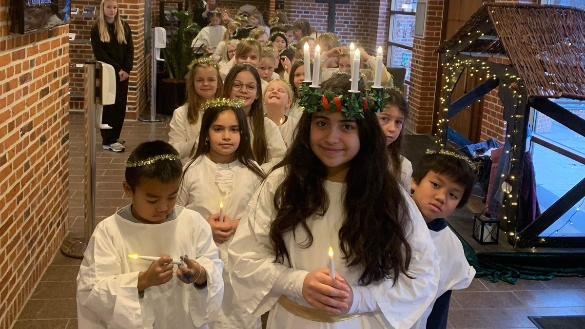 Lucia-kor fra Nordstjerneskolen spreder lys og glæde i den mørke tid