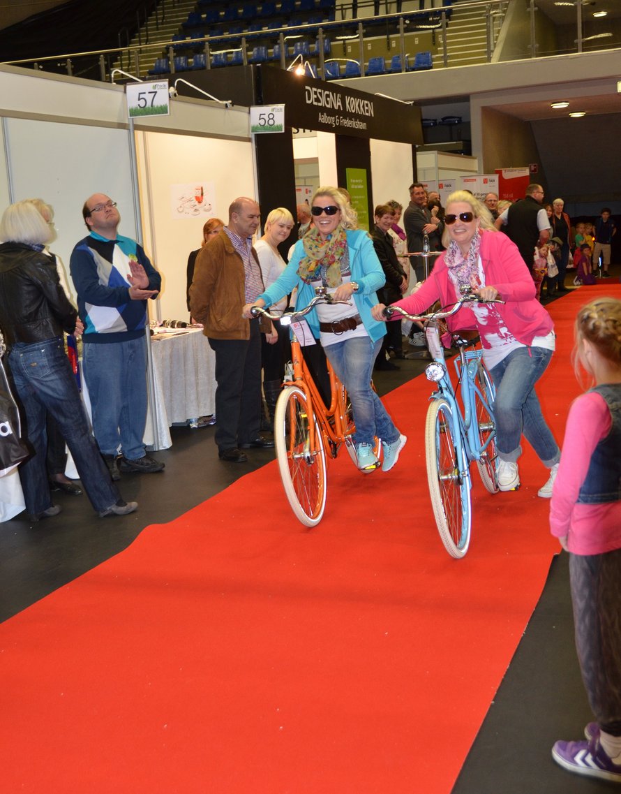 FREDERIK-modeshow på den røde løber i arenaen