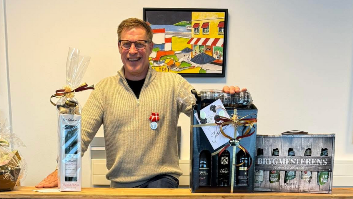 Nu venter skolelærer Lars Frost spændt på en invitation fra Kong Frederik