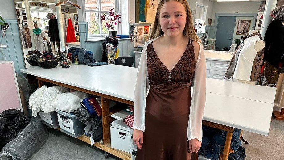 Emma fra Læsø tager til prins Christians fødselsdag i genbrugskjole