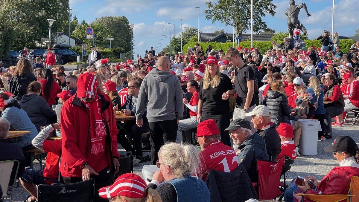 1200 tilfredse fodboldfans hyggede sig på Harald Nielsens Plads