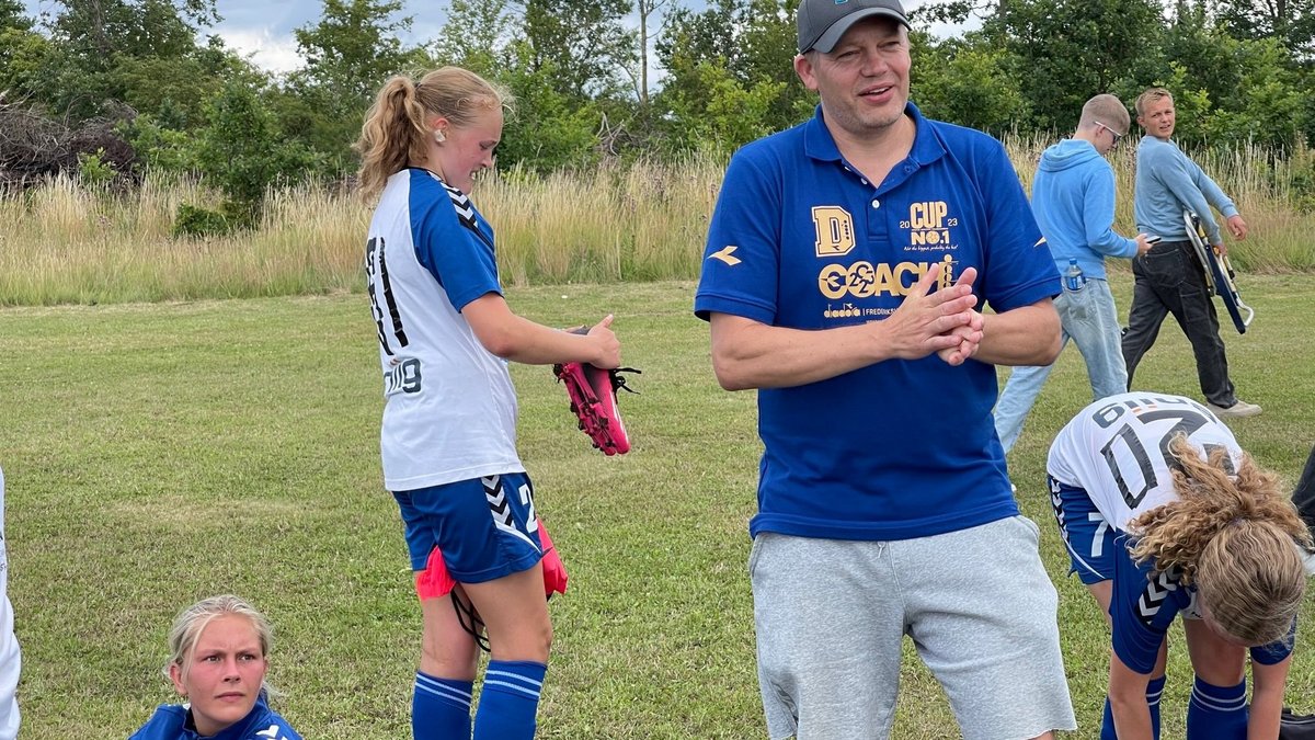 Mike Grey er træner for U18-piger fra Bangsbo Freja under Cup No.1