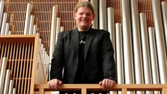 Sæby Kirke har fået ny organist: Han vil noget med musikken