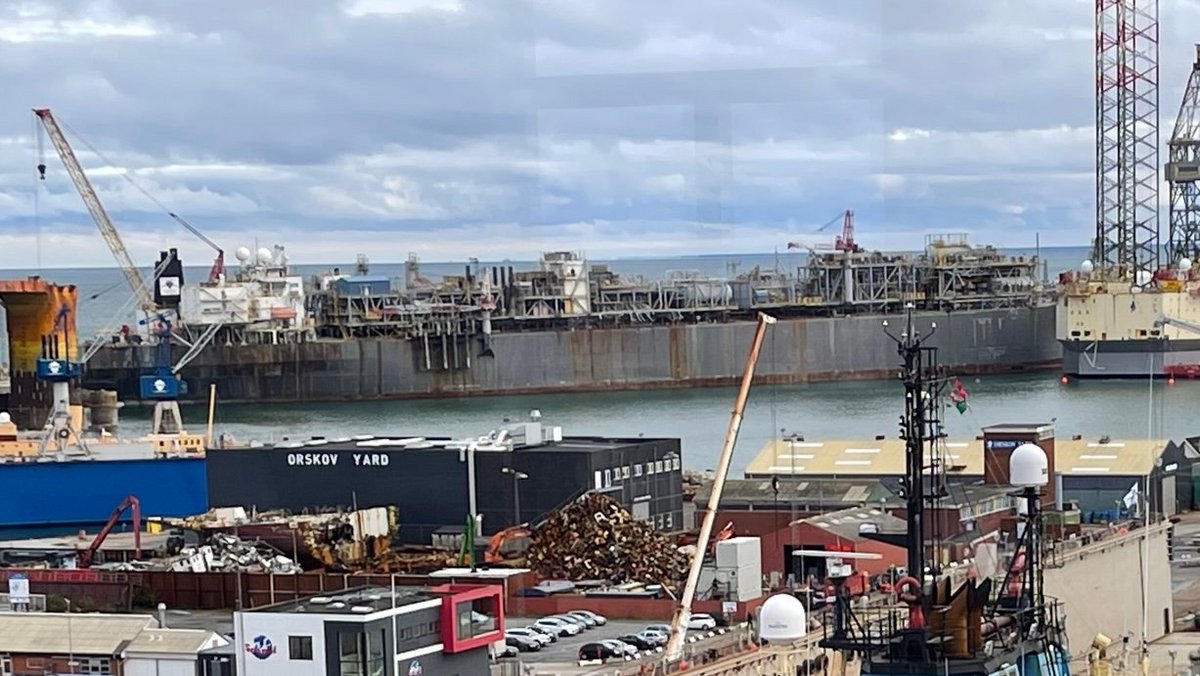 Zafiro Producer fyldt med vand - nu hviler agterenden på bunden af havnen