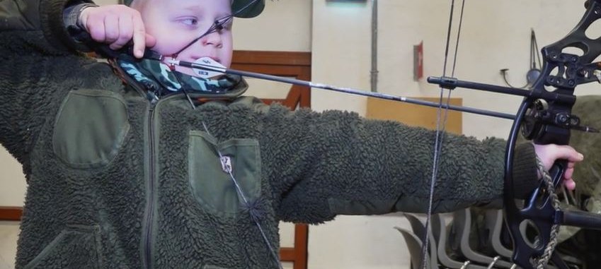 Otte-årig vild med at skyde med bue og pil