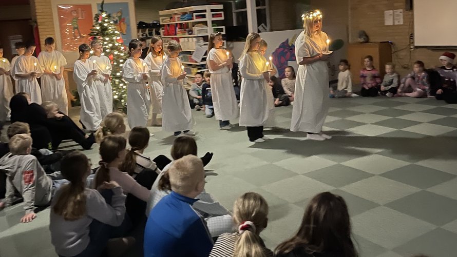 Luciaoptog på Gærum Skole - med Laura Carlsen som Luciabrud