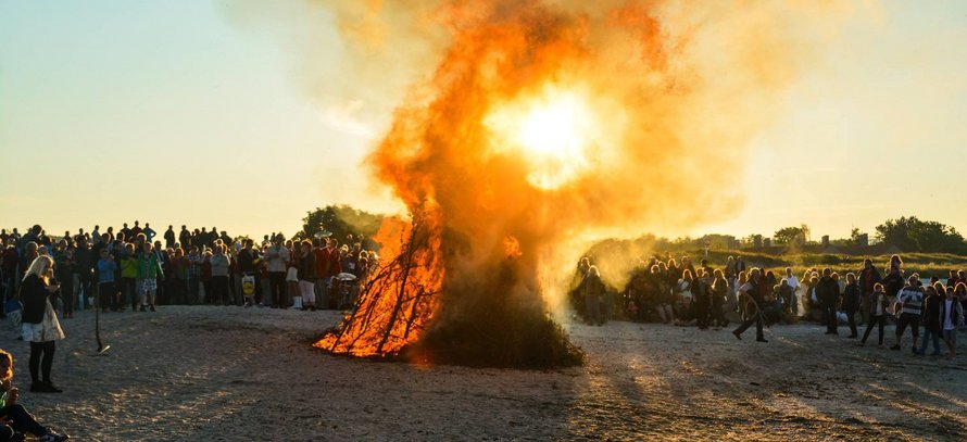 Heksene flyver til Bloksbjerg på direkte tv