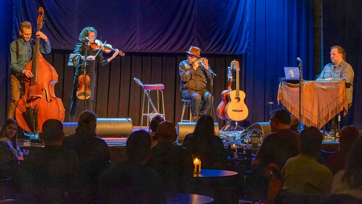 En stille aften med Mikael K med plads til eftertanke