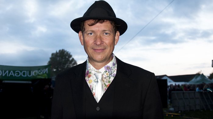 Mr. Big Fat Snake går nøgen på scenen i Fr.havn