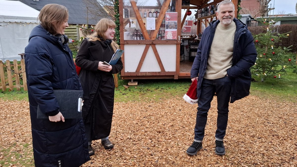 TV2-program med Hans Pilgaard som vært besøger Ålbæk Julemarked