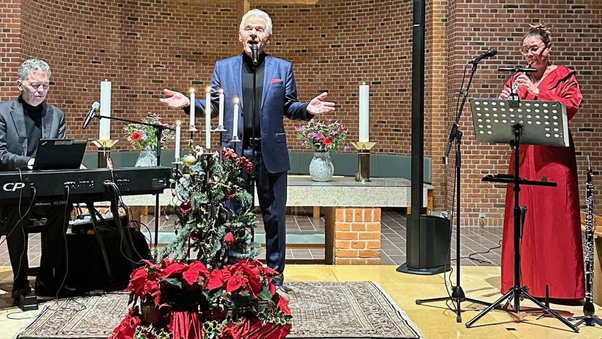 Fuldt hus søndag aften, da Kurt Ravn sang julen ind i Abildgård Kirke