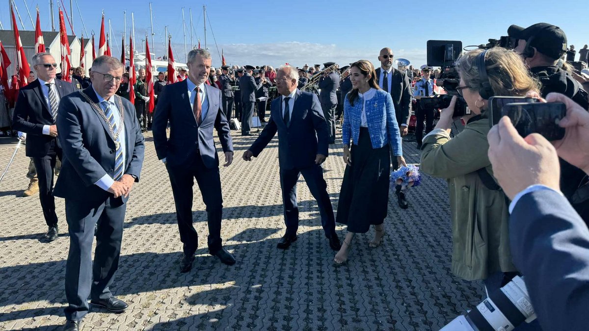 Willas fra Sæby Atletik overrakte blomster til Dronning Mary