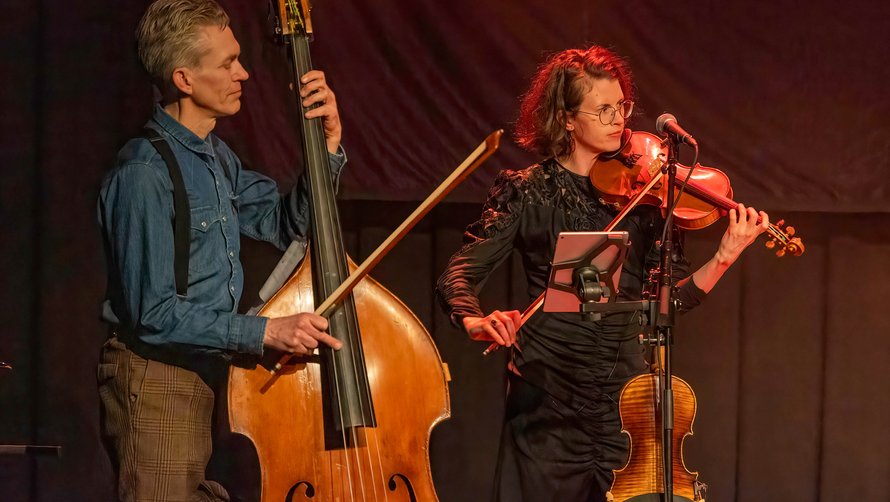 En stille aften med Mikael K med plads til eftertanke