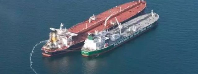 Russiske skibe laster stadig olie for milliarder