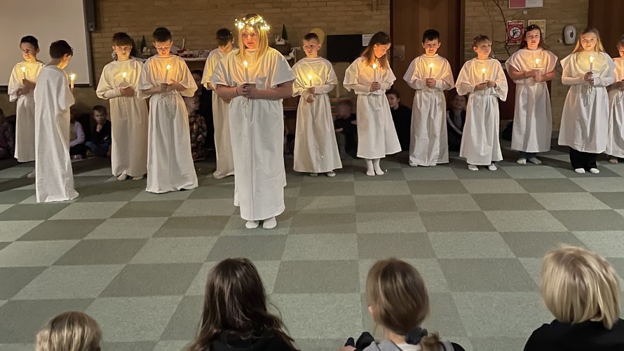 Luciaoptog på Gærum Skole - med Laura Carlsen som Luciabrud
