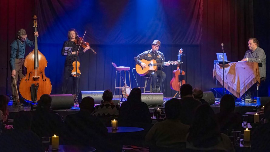 En stille aften med Mikael K med plads til eftertanke