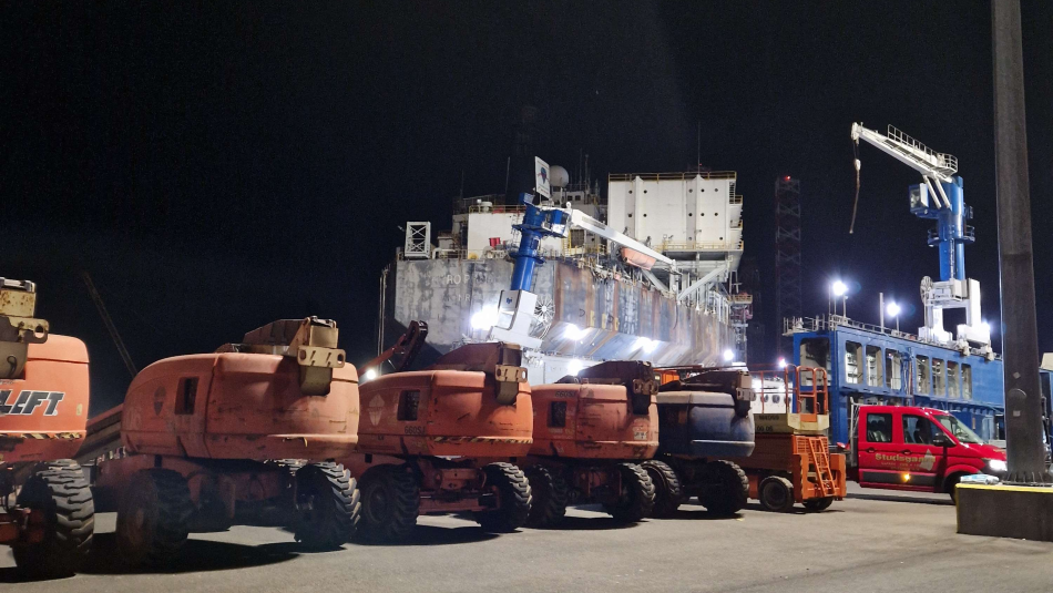 Kæmpe skib på 332 meter har revet sig løs i Frederikshavn Havn
