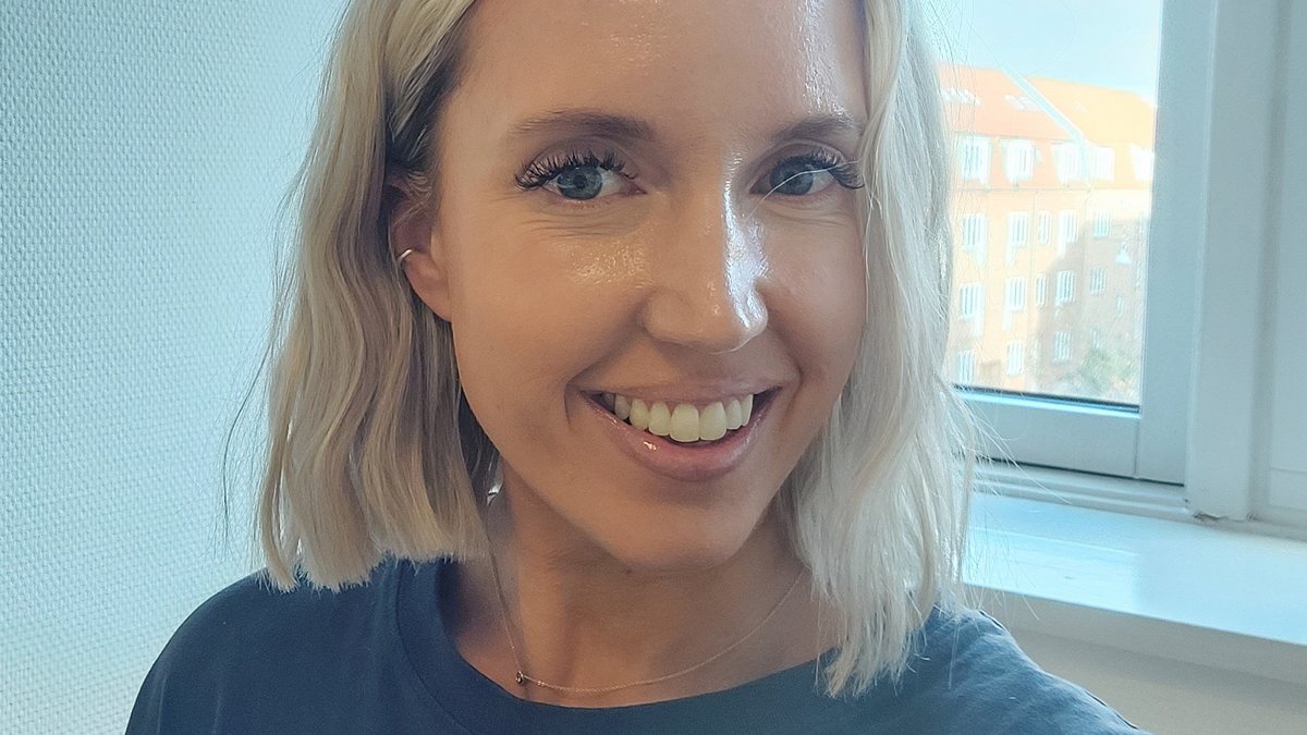 Sandra fra Dybvad udgiver roman: Kan man kurere hjertesorg på Tinder?