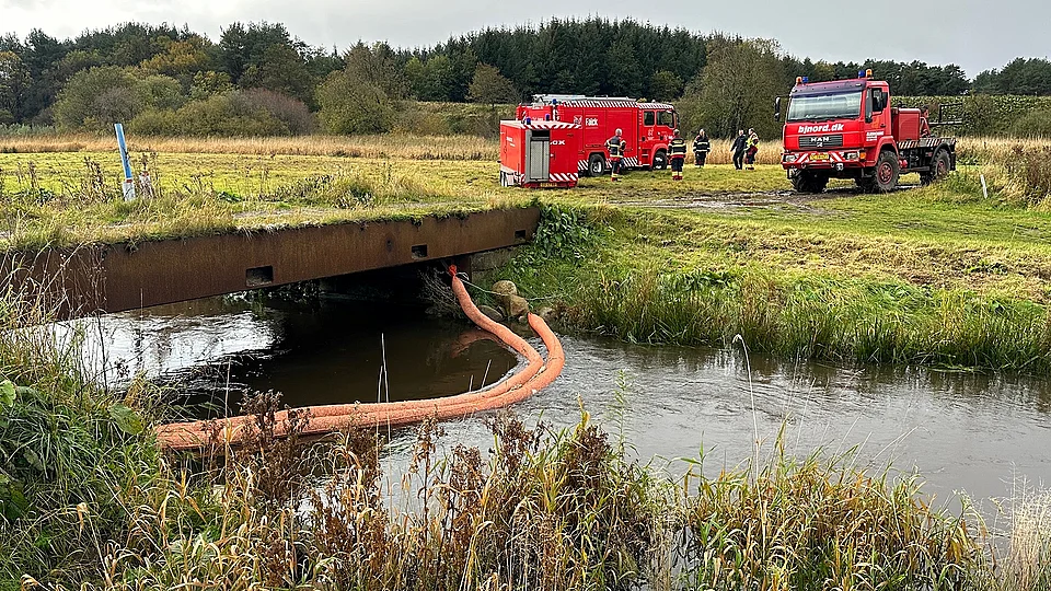 Nordjyllands Beredskab kaldt ud til olieudslip i Sæby Å